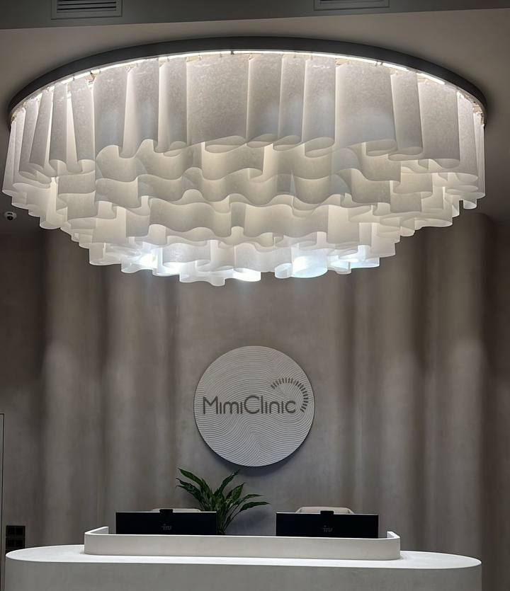 Потолок ручной работы Wave над зоной ресепшена клиники Mimi Clinic
