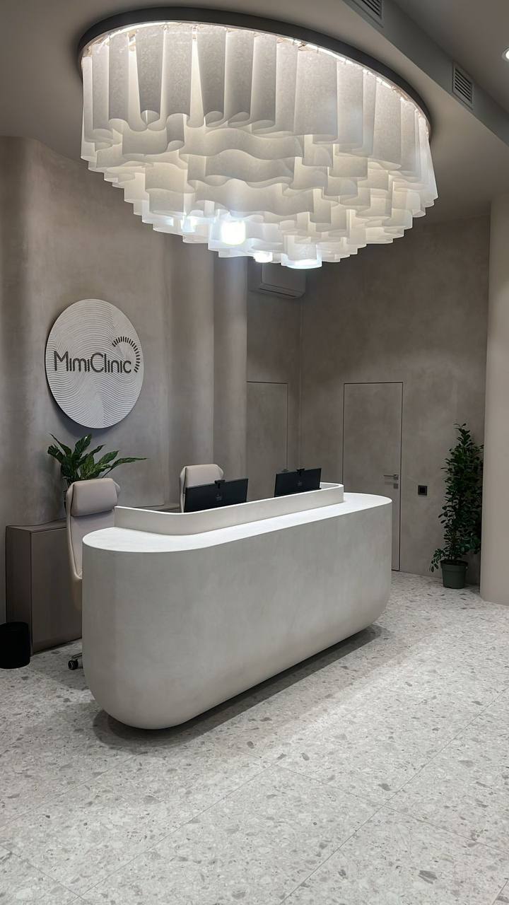 Потолок ручной работы Wave над зоной ресепшена клиники Mimi Clinic